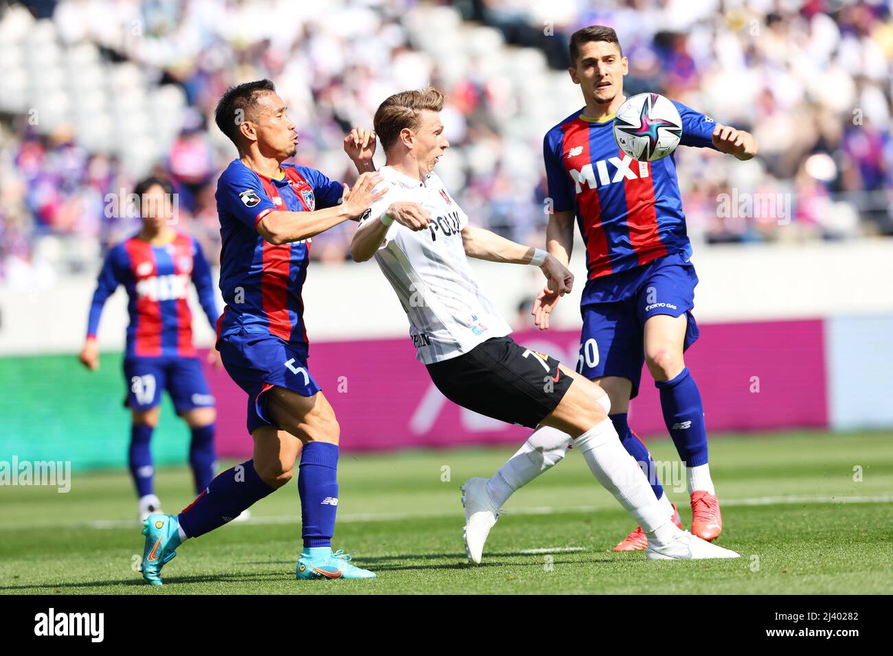 Ajinomoto Stadium, Tokyo, Japan. 10th Apr, 2022. (L-R) Yuto Nagatomo ...
