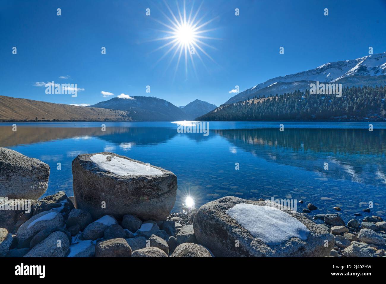December lake hi-res stock photography and images - Alamy