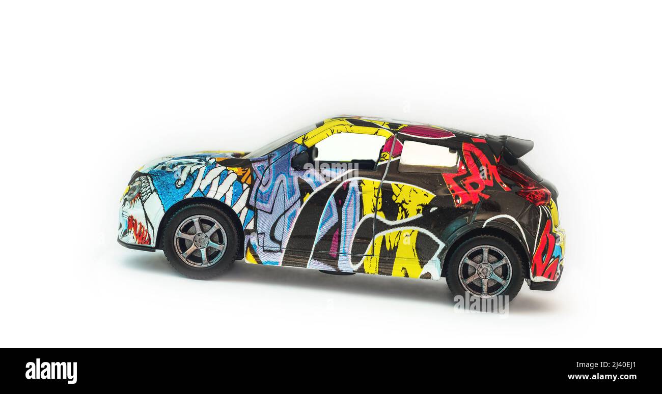 2021: toy metallic model of the colorful rally car SUV Nissan Juke R ...