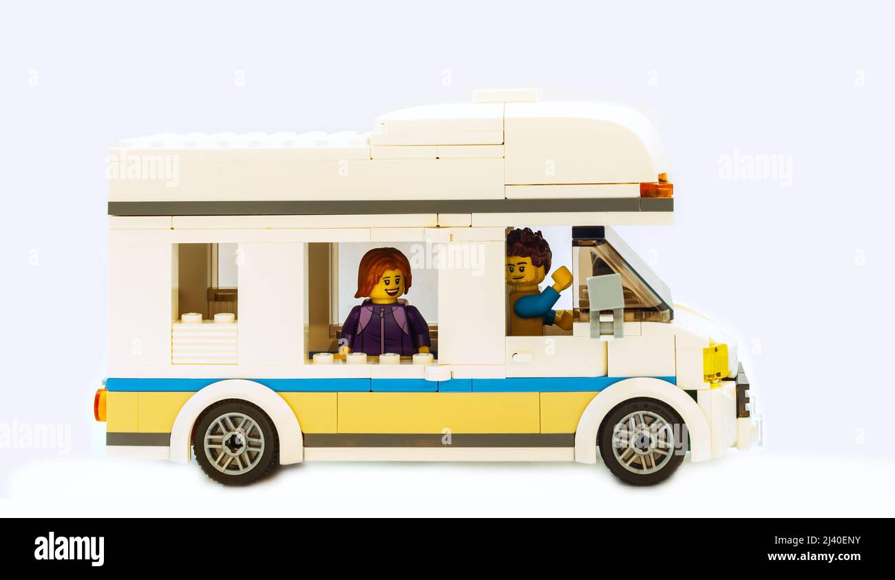 Lego constructor, City serie. Family in caravan camper autohouse van ...
