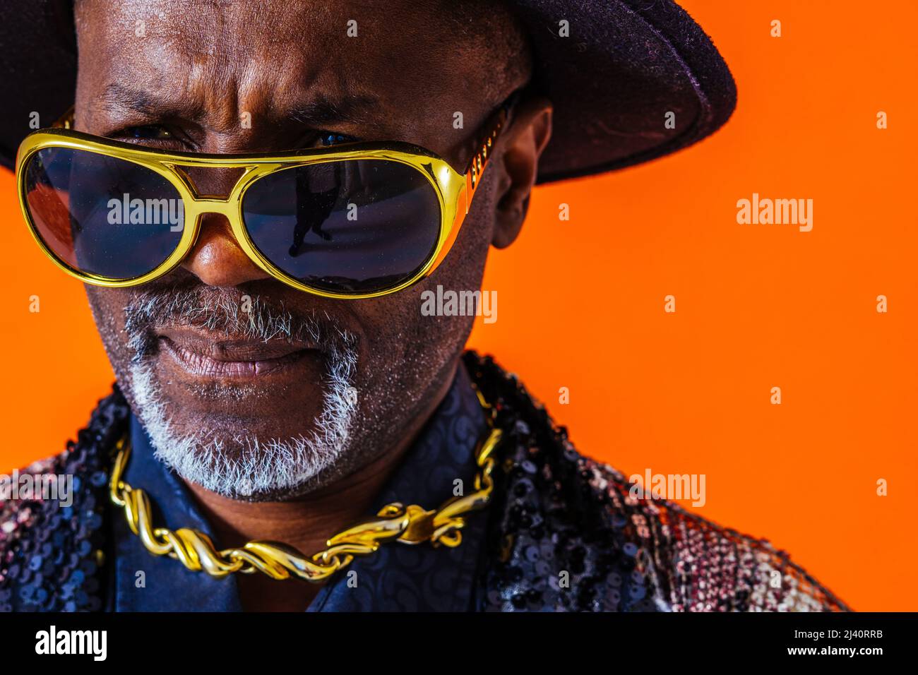 Portrait of an old man with gold chain hi-res stock photography and ...
