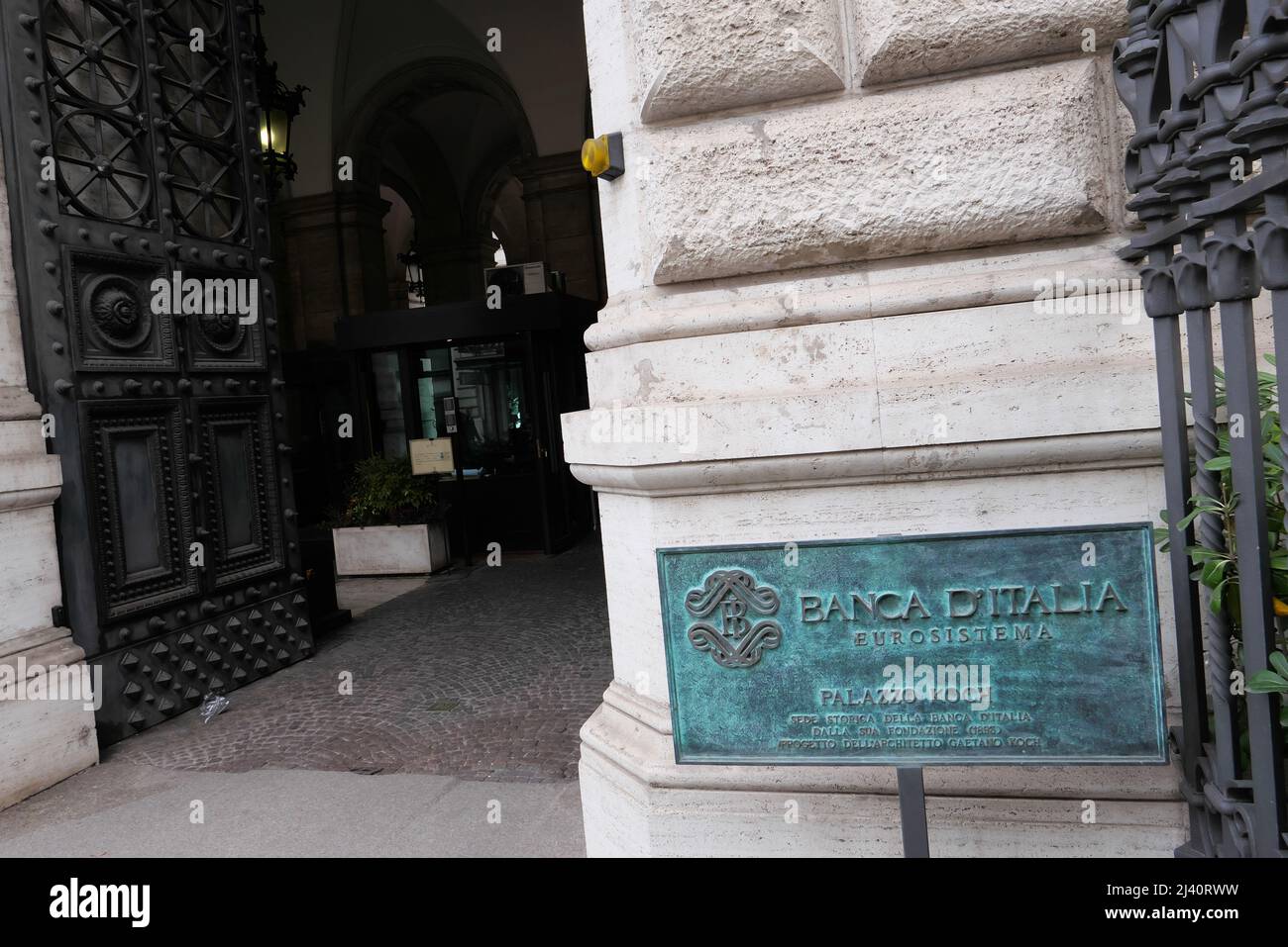Bank sign italy hi-res stock photography and images - Alamy