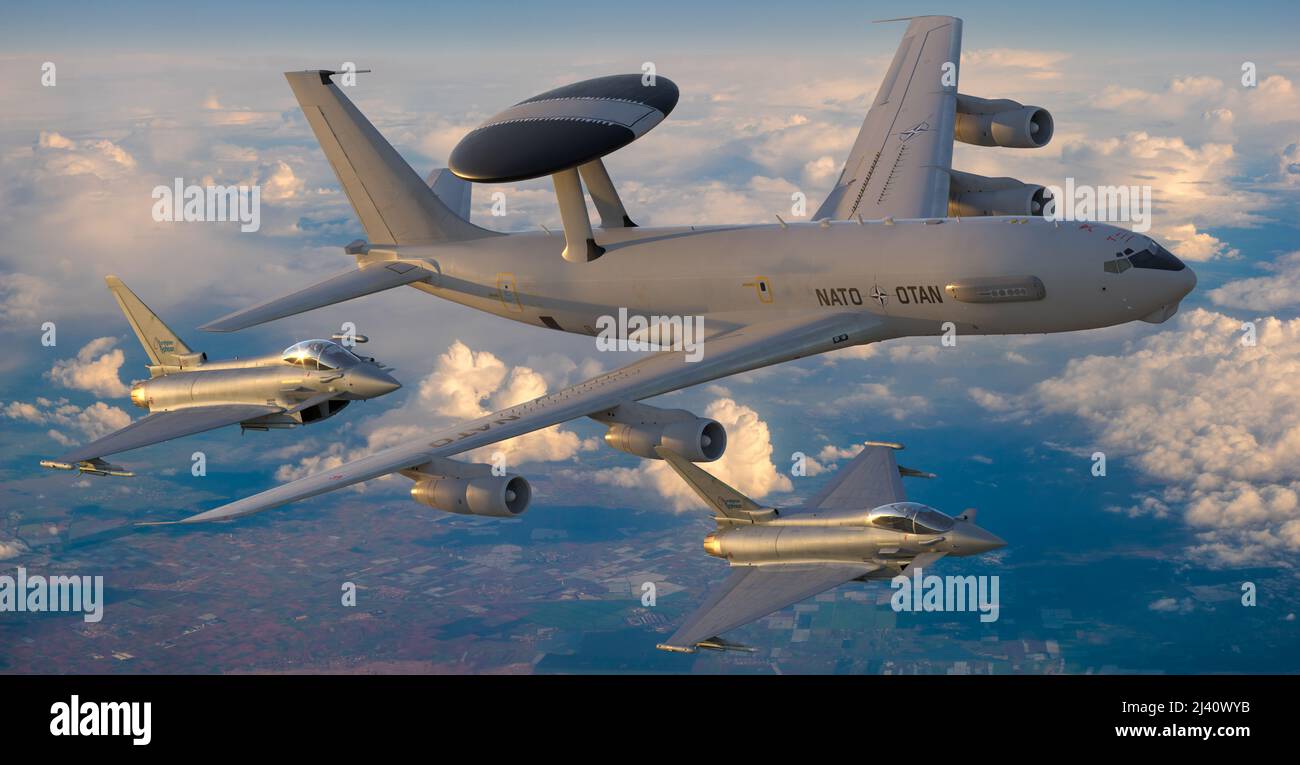 NATO Boeing E-3A Sentry eskortowany przez Eurofighter Typhoon Stock ...