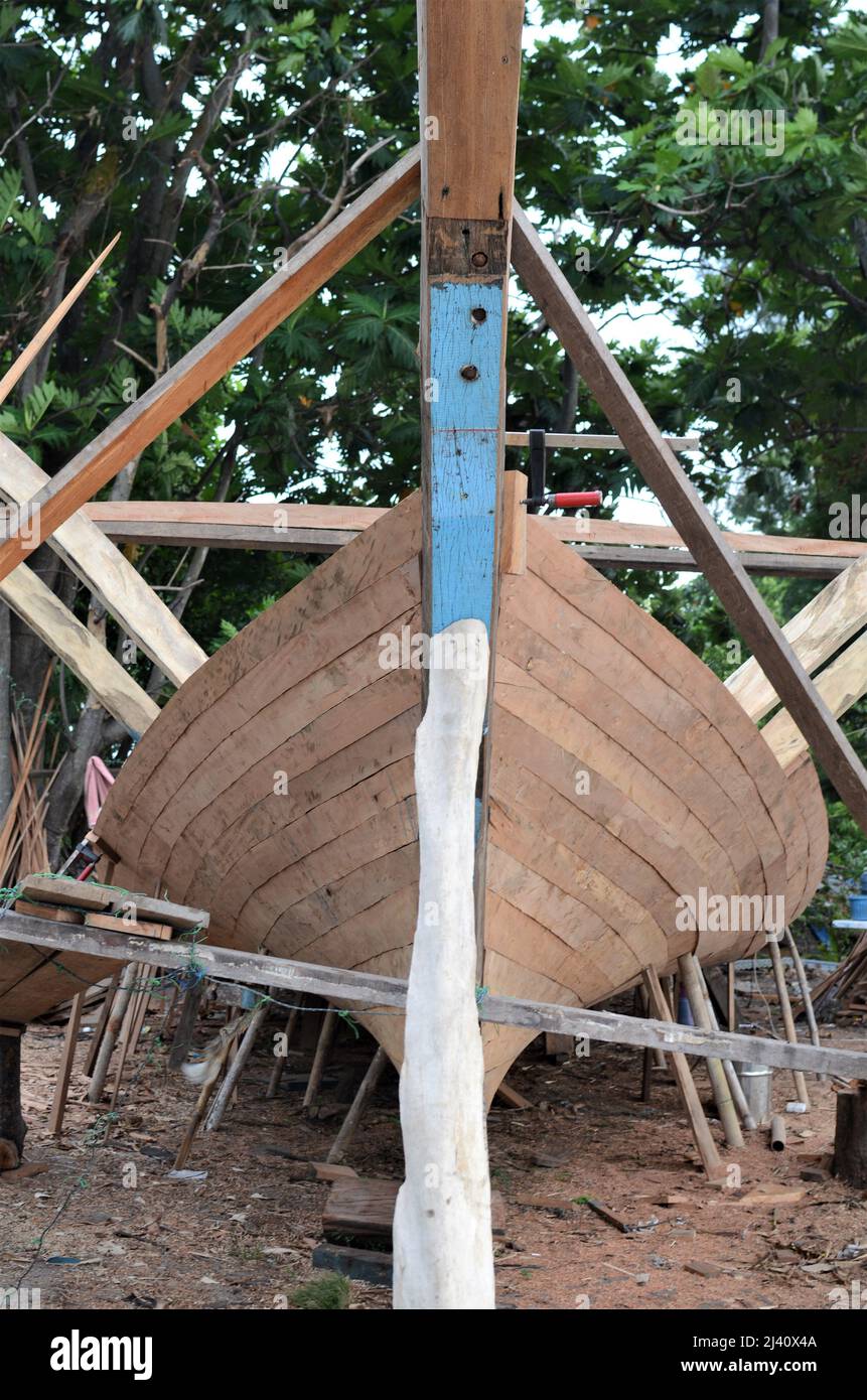 Traditional Indonesian wooden boat building Stock Photo - Alamy