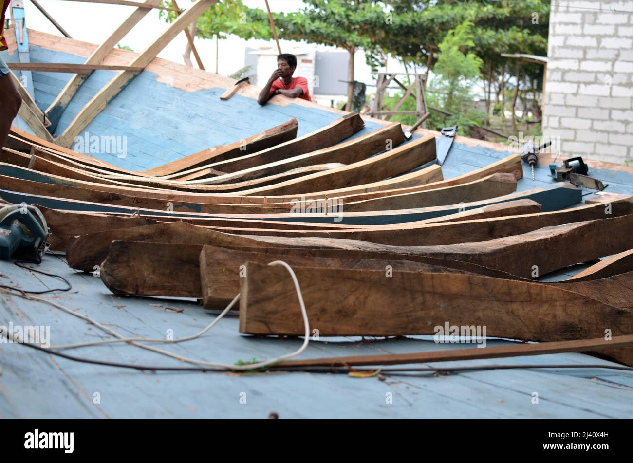Traditional Indonesian wooden boat building Stock Photo - Alamy