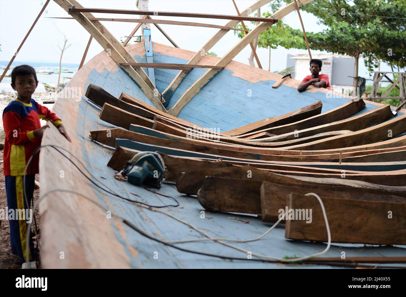 Traditional Indonesian wooden boat building Stock Photo - Alamy