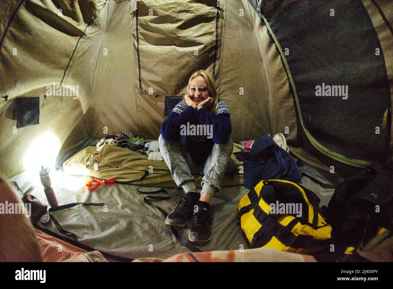 Woman tucking hi-res stock photography and images - Alamy