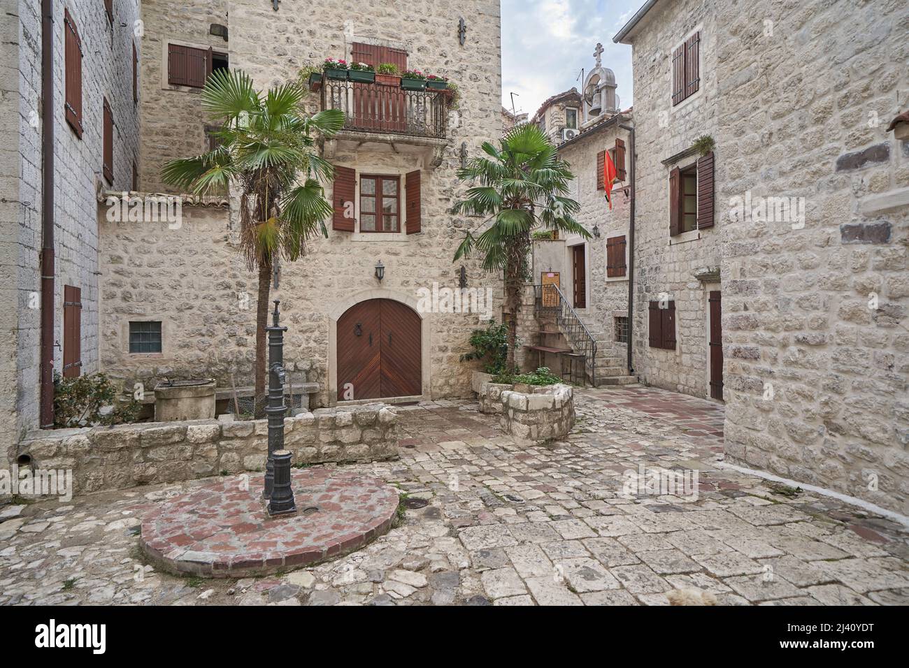 Medieval stone houses hi-res stock photography and images - Alamy
