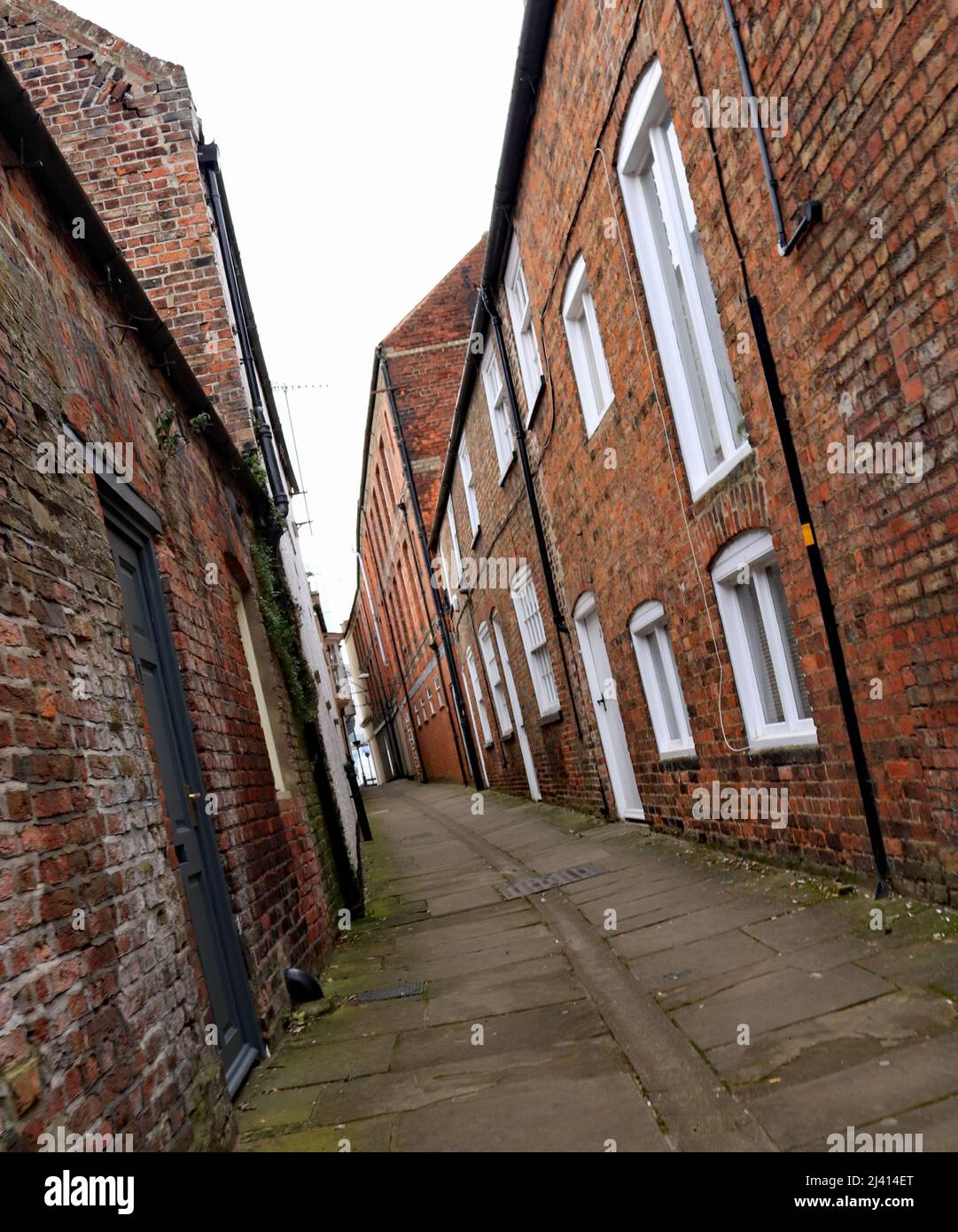 Ginnel between buildings hi-res stock photography and images - Alamy