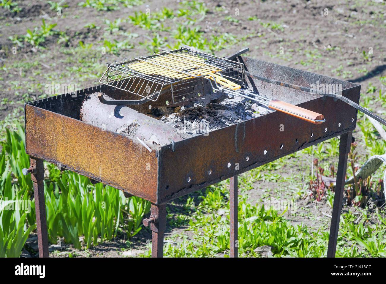 Brazier and metal grill for cooking barbecue Stock Photo - Alamy