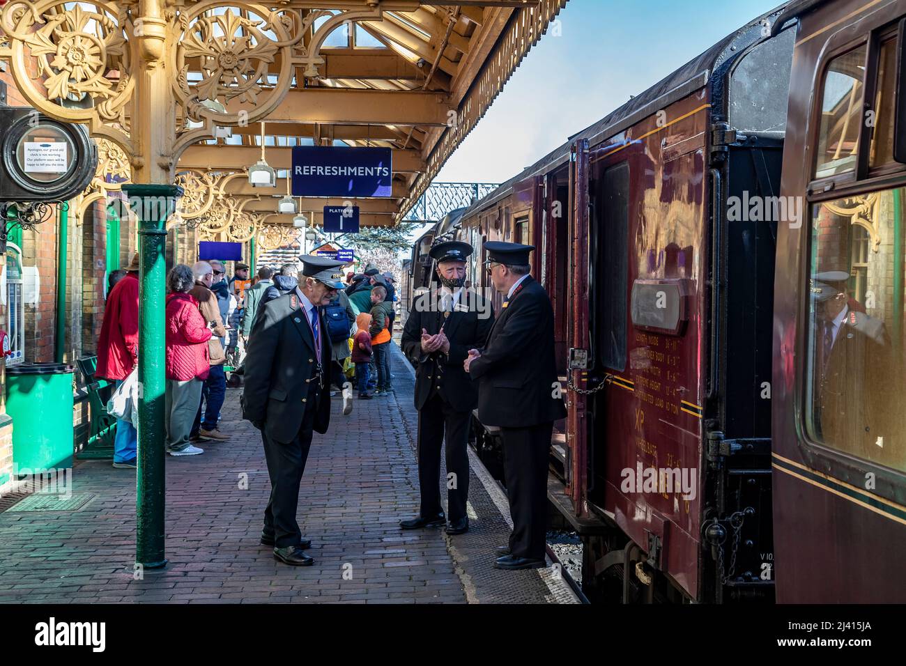Rail guards on the platform as ‘Black Prince’ BR-9F-92203 waits at ...