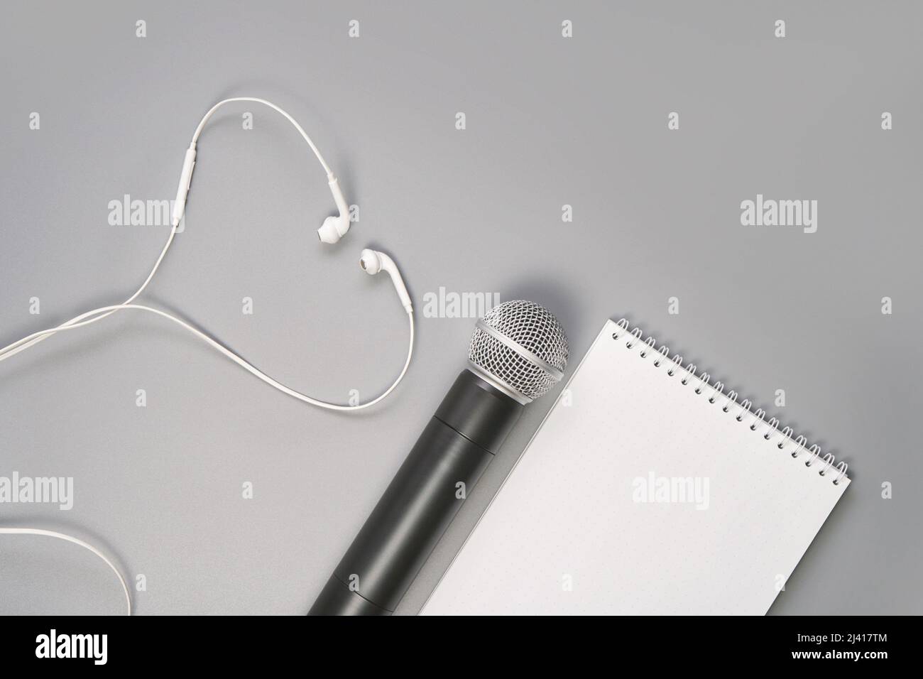 Podcast listeners connect. Online education concept. Smartphone ...