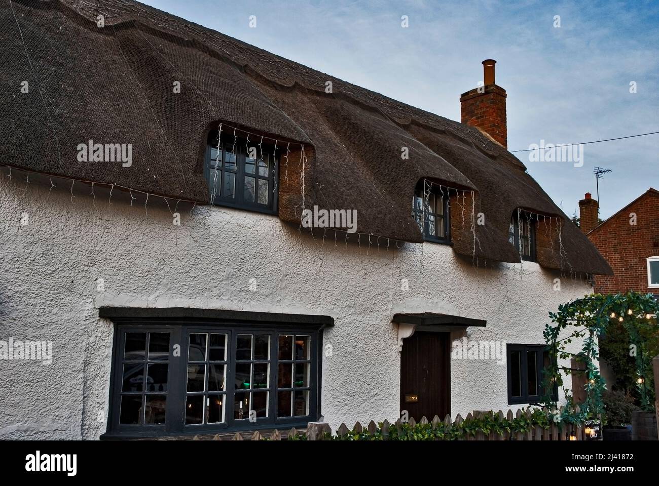 Old traditional romantic thatched roof English country house Stock ...