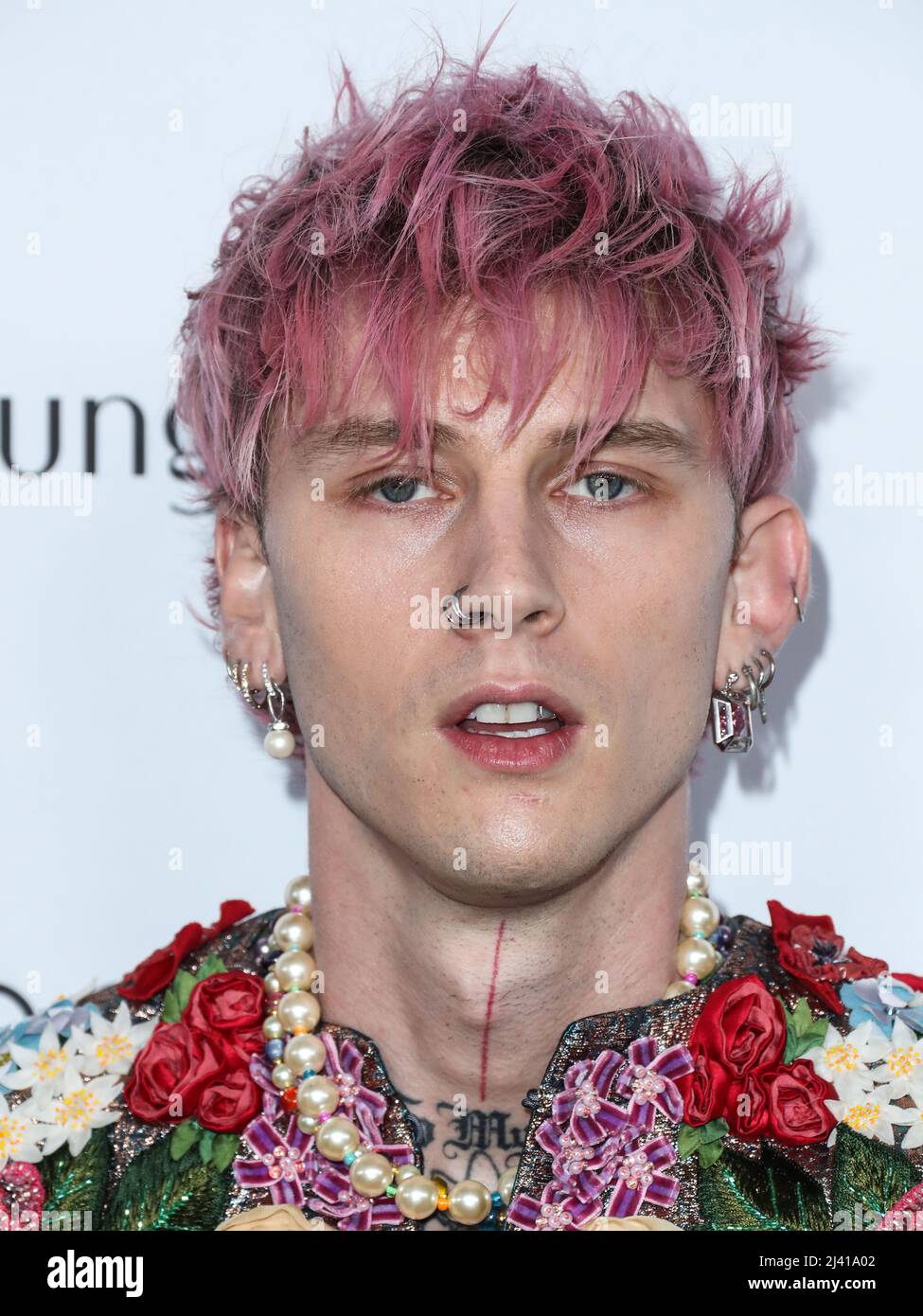 Posing with gun rapper hi-res stock photography and images - Alamy