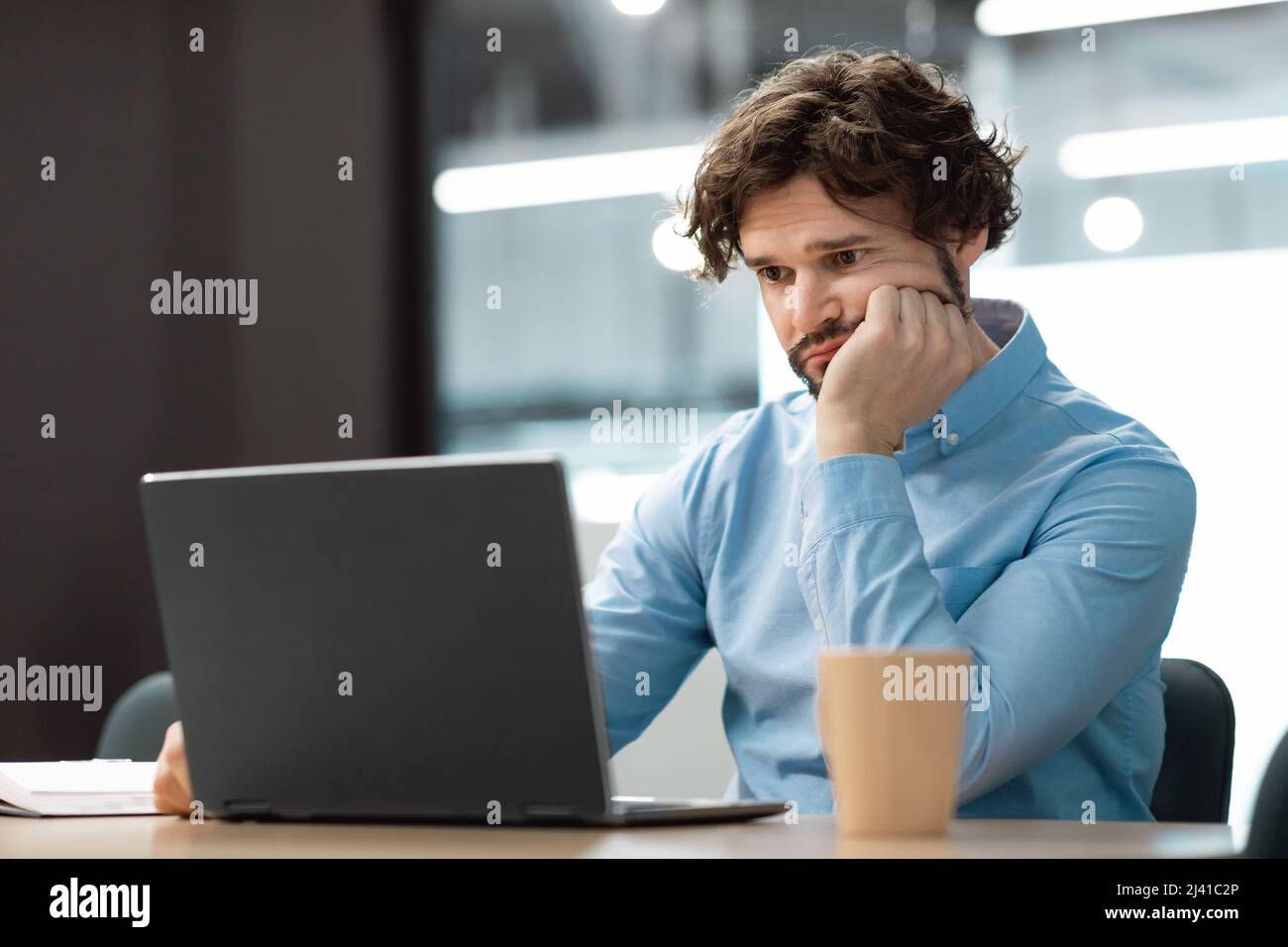 Sad man desk hi-res stock photography and images - Alamy