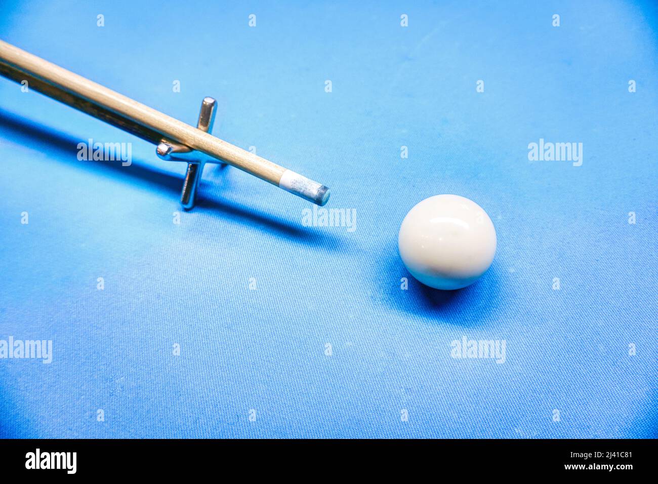 Billiards game - white ball and a cue Stock Photo - Alamy