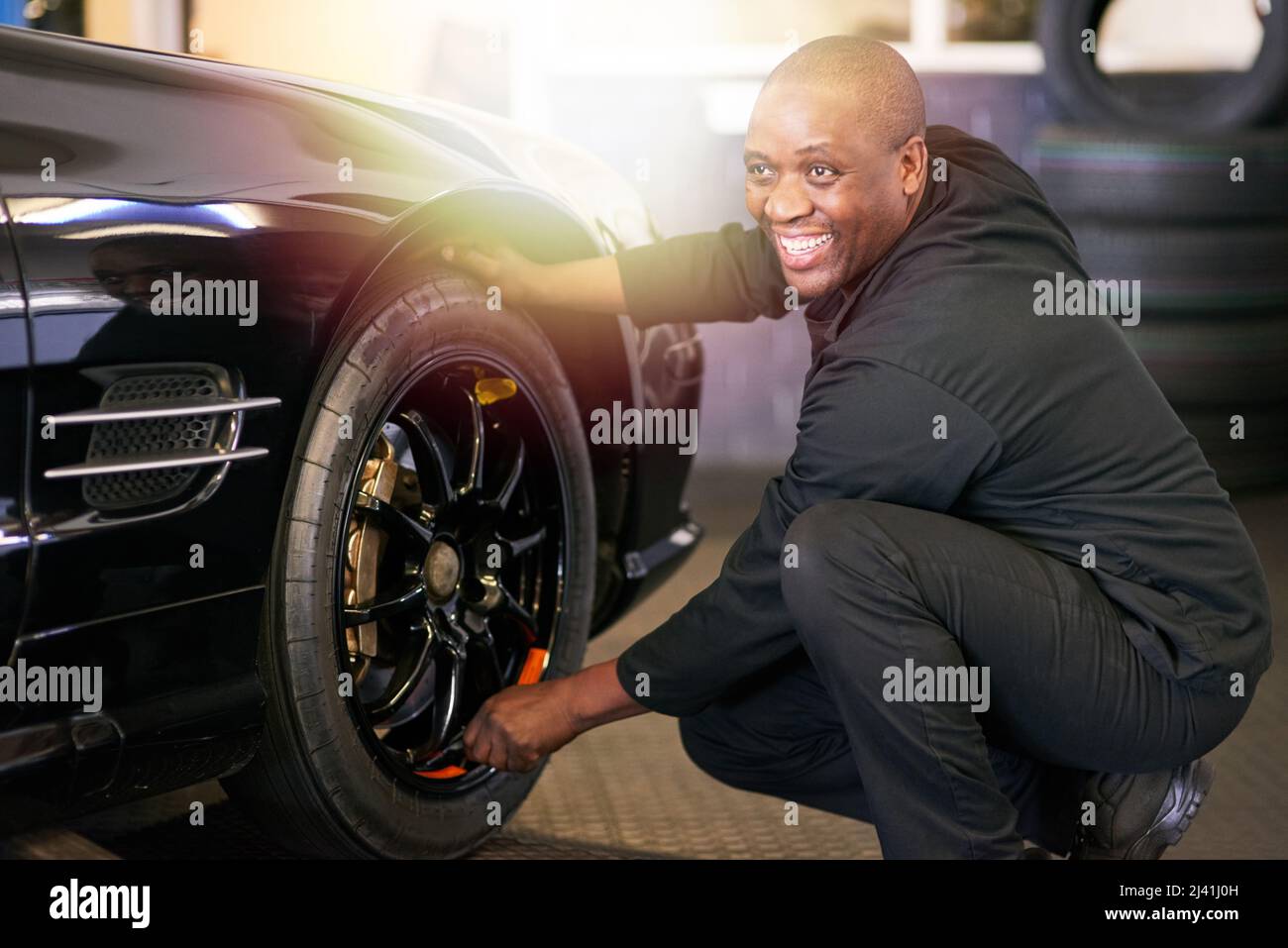 Car mechanic and tyre hi-res stock photography and images - Alamy