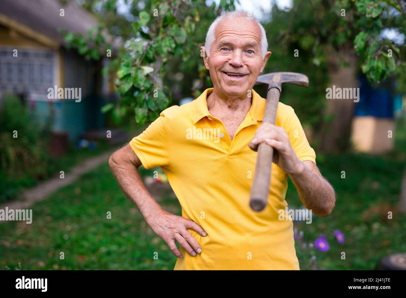 Gardening spade old man hi-res stock photography and images - Alamy