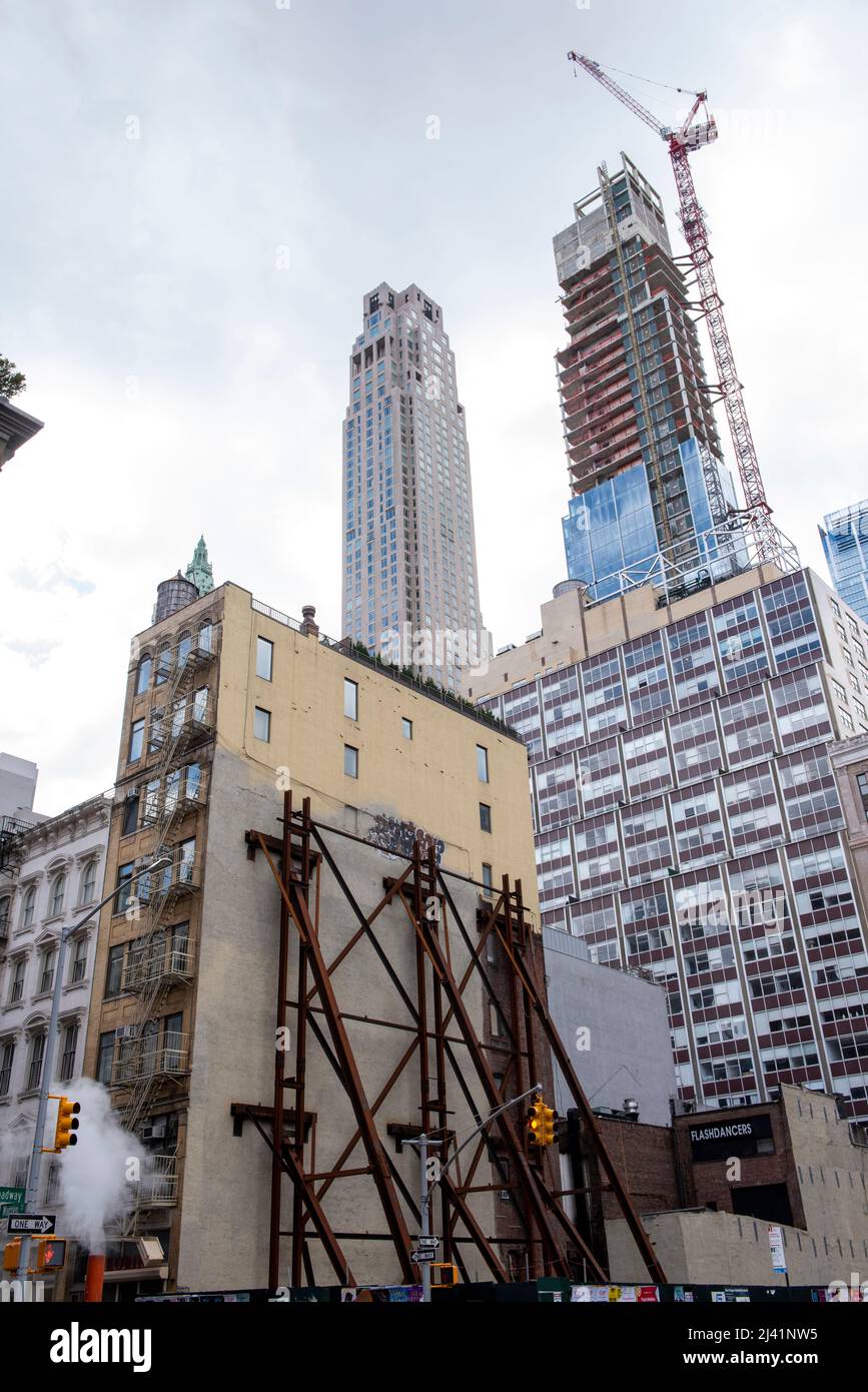 Building on Broadway in Manhattan New York City, USA Stock Photo - Alamy