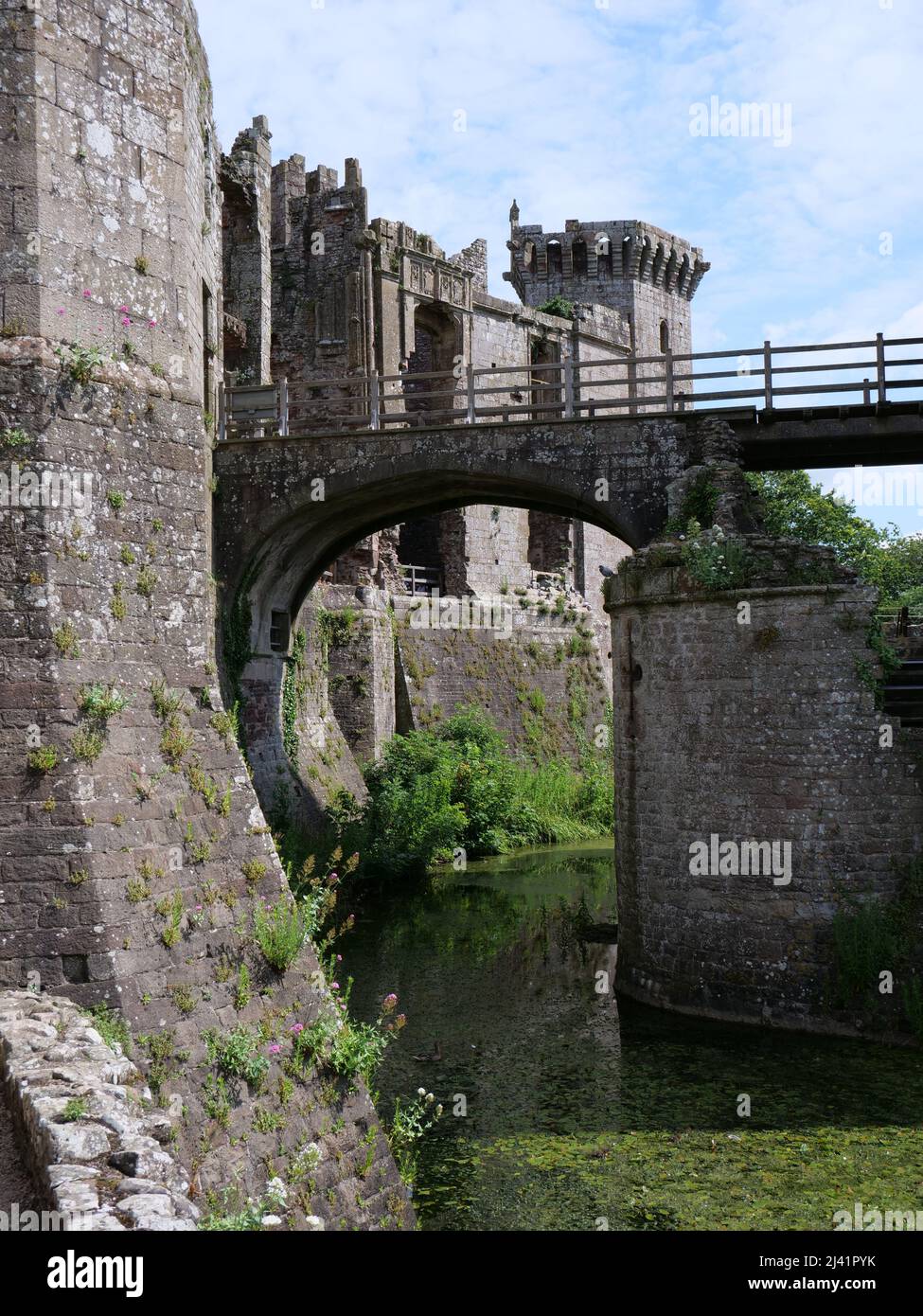 Drawbridge castle hi-res stock photography and images - Alamy