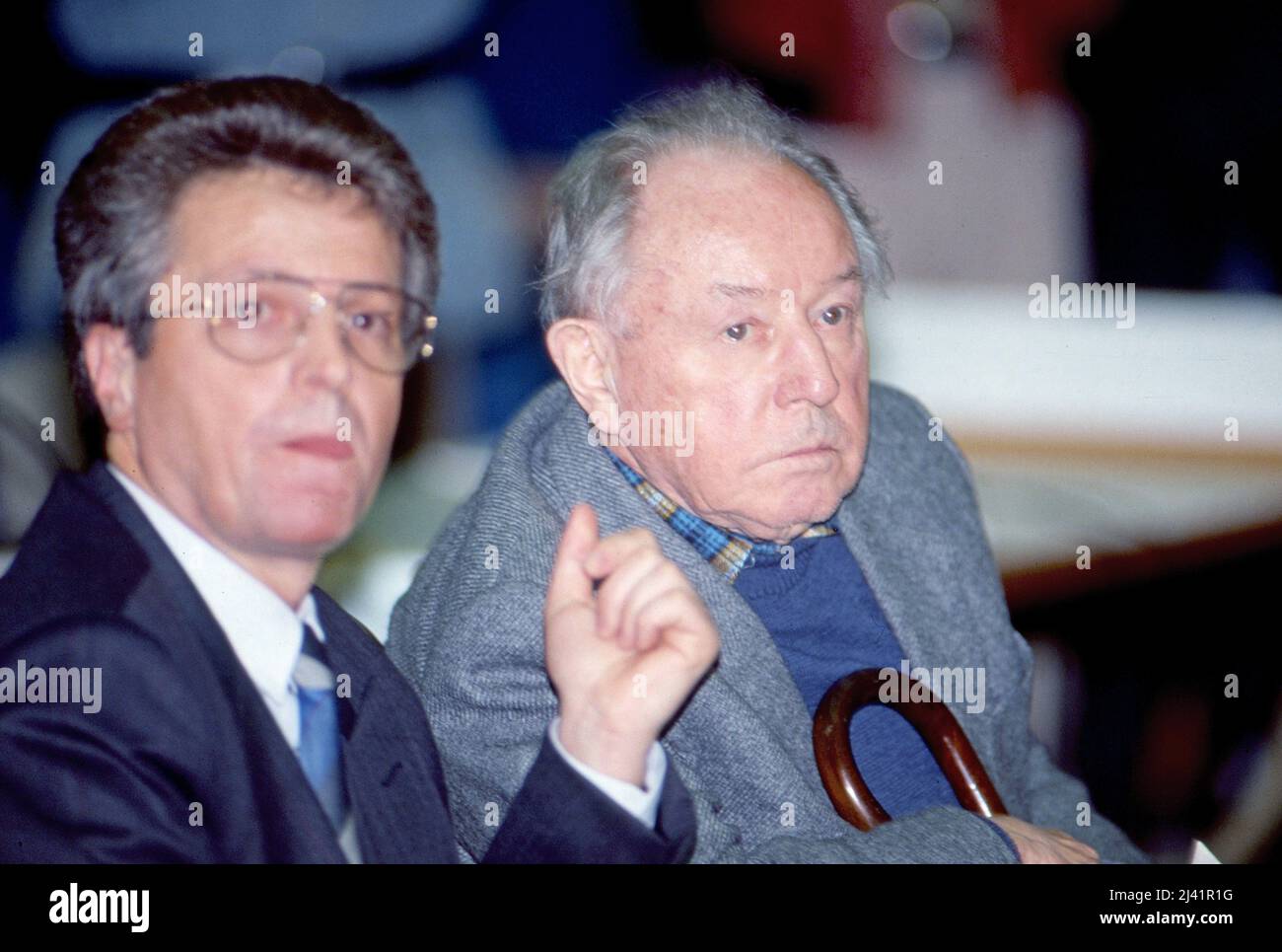 Erich Mielke, ehemaliger DDR Minister für Staatssicherheit, mit seinem ...