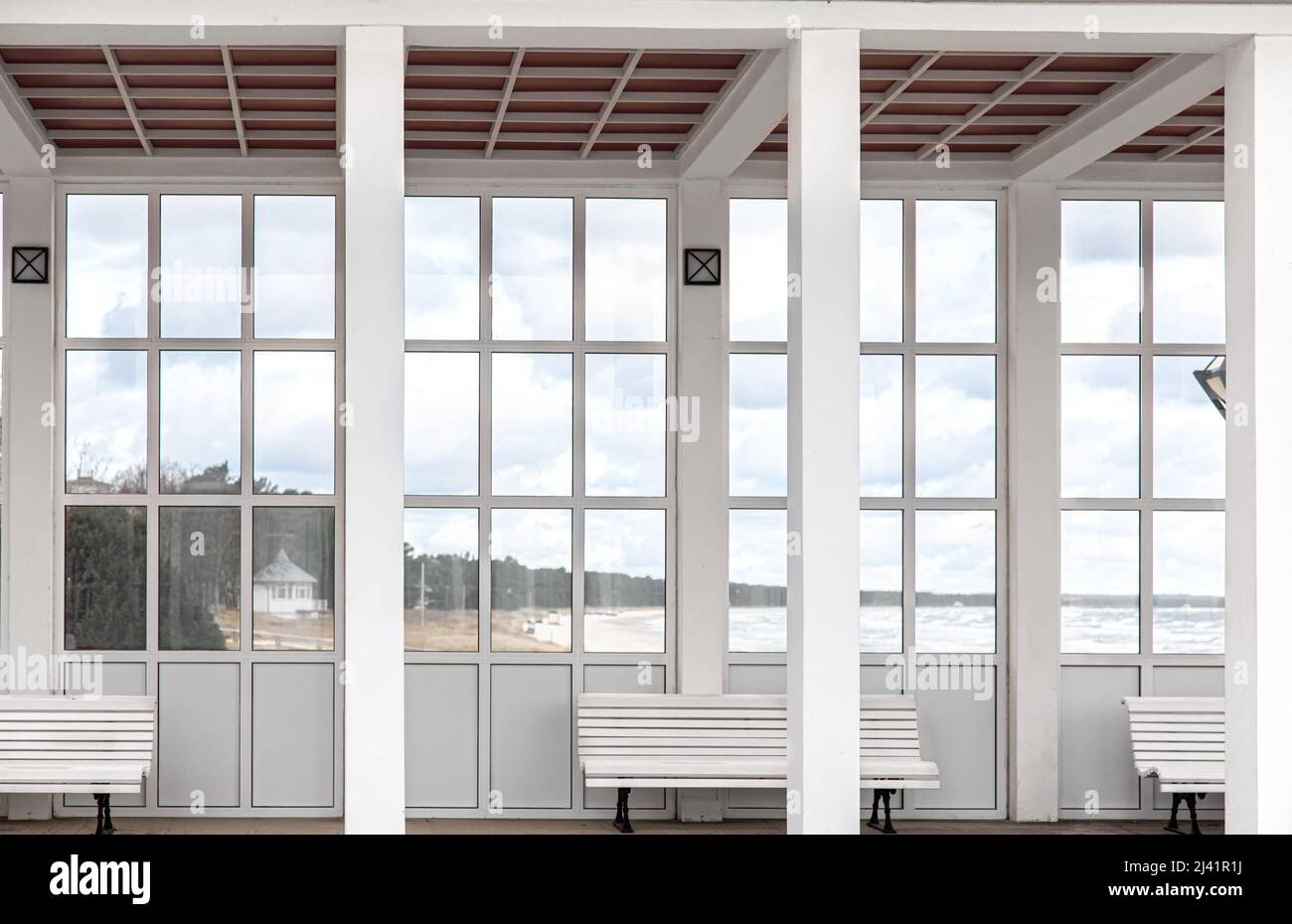 Modern white building sea hi-res stock photography and images - Alamy
