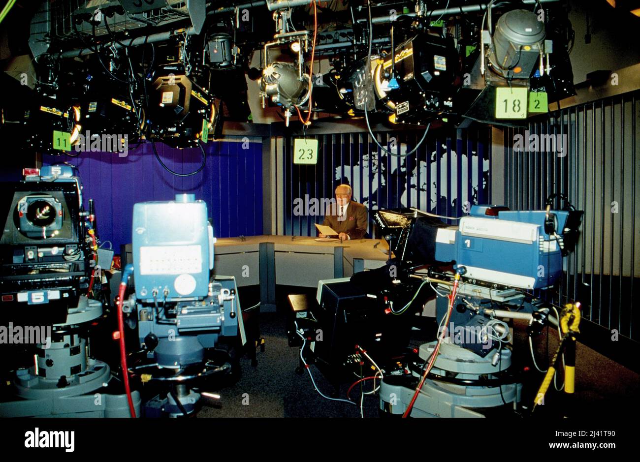 40 Jahre Tagesschau - die Technik im Studio mit Sprecher Werner Veigel ...