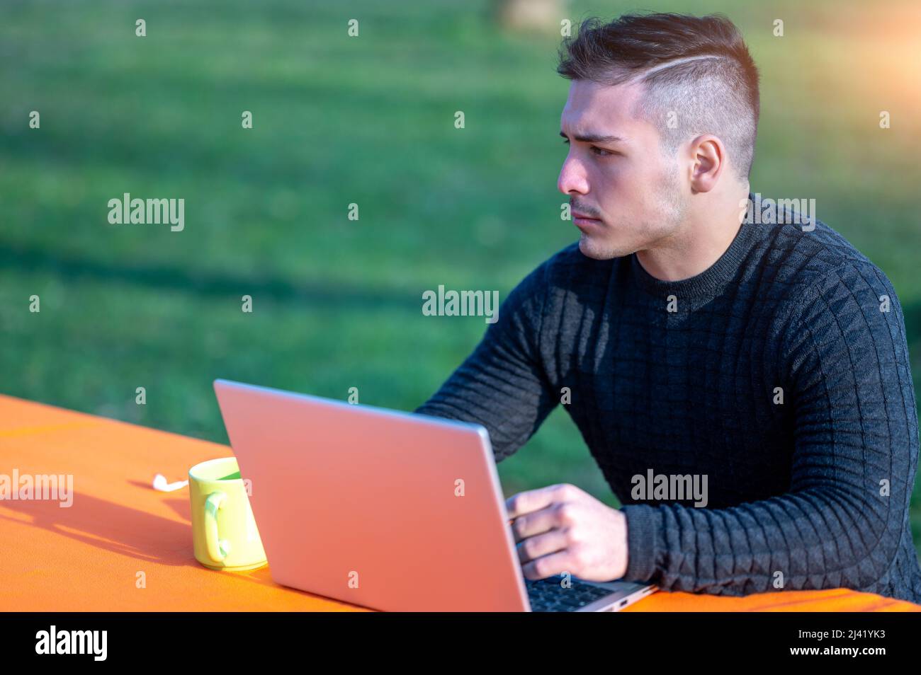 Business talking off camera hi-res stock photography and images - Alamy