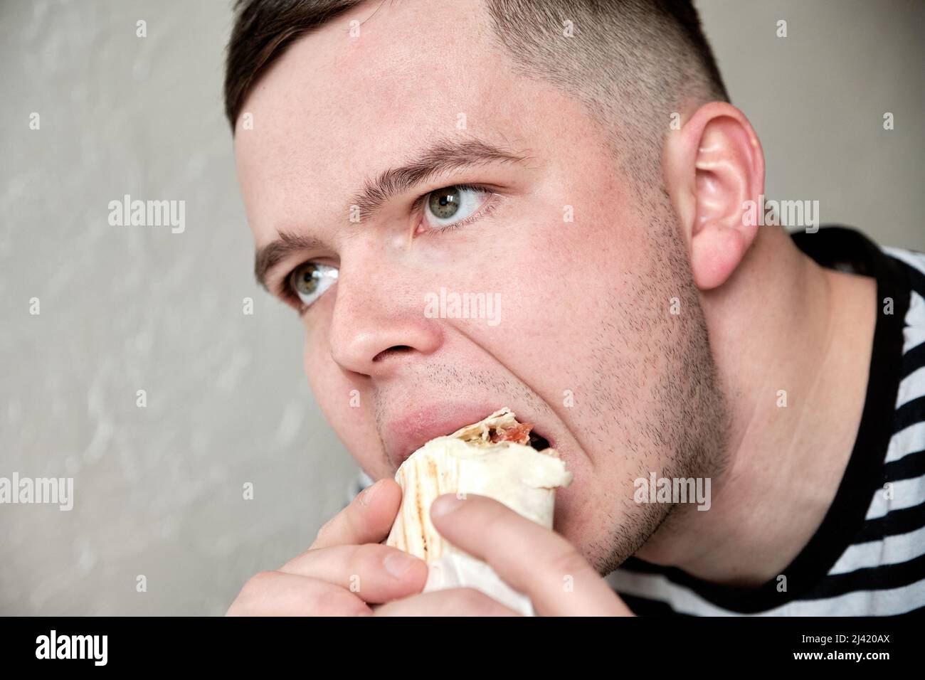 Man eating doner kebab hi-res stock photography and images - Alamy