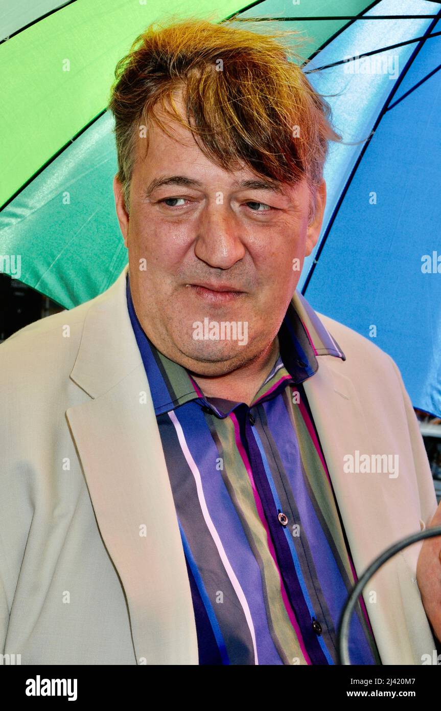 Stephen fry gay hi-res stock photography and images - Alamy