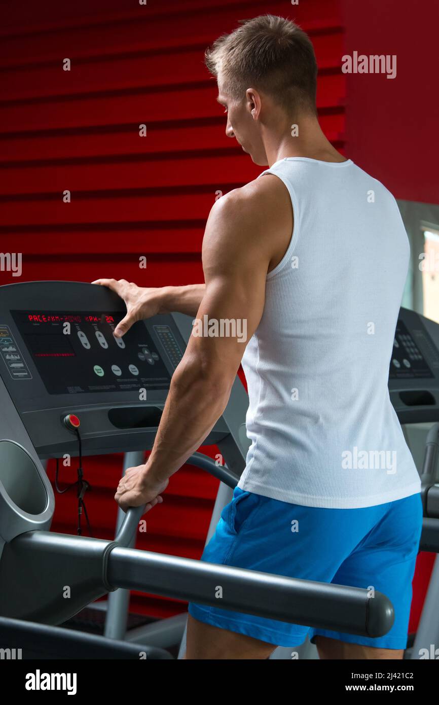 Guy running on treadmill hi-res stock photography and images - Alamy