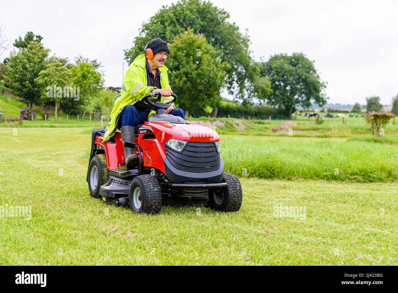 Man sitting on lawn tractor hi-res stock photography and images - Alamy