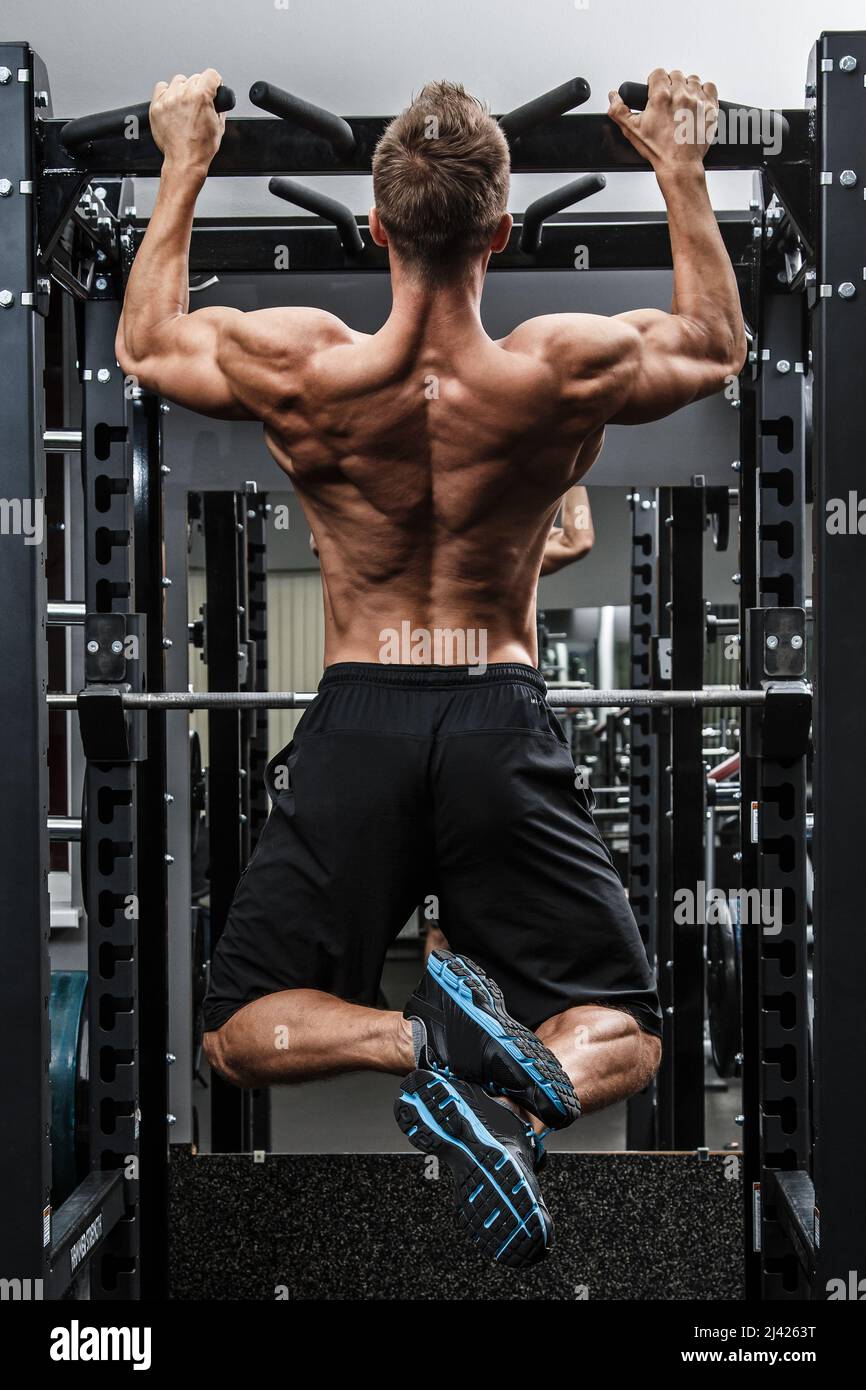Muscular man during workout in the gym Stock Photo - Alamy