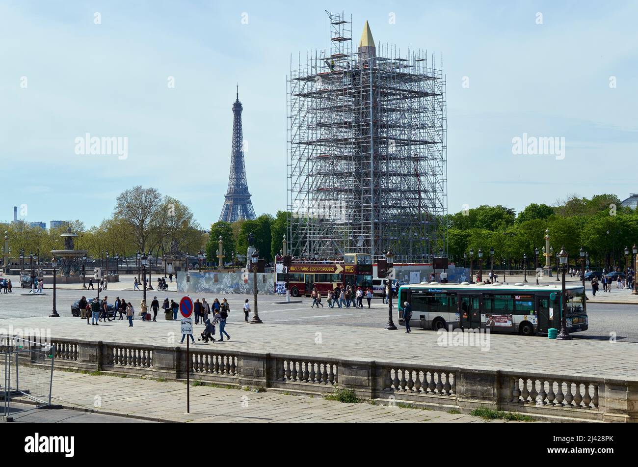 Paris, Paris, FRANCE. 11th Apr, 2022. Tourists stroll on the Place de ...