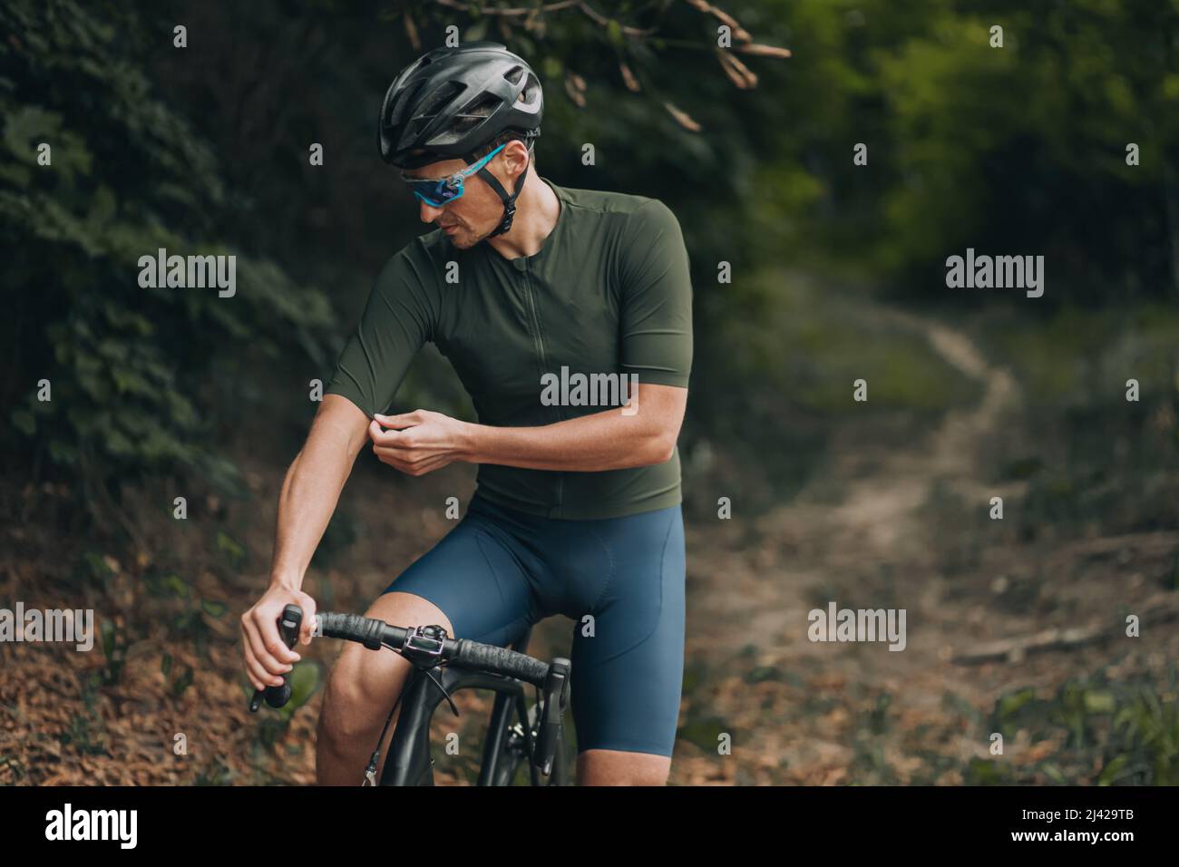 Professional cyclist in green hi-res stock photography and images - Alamy