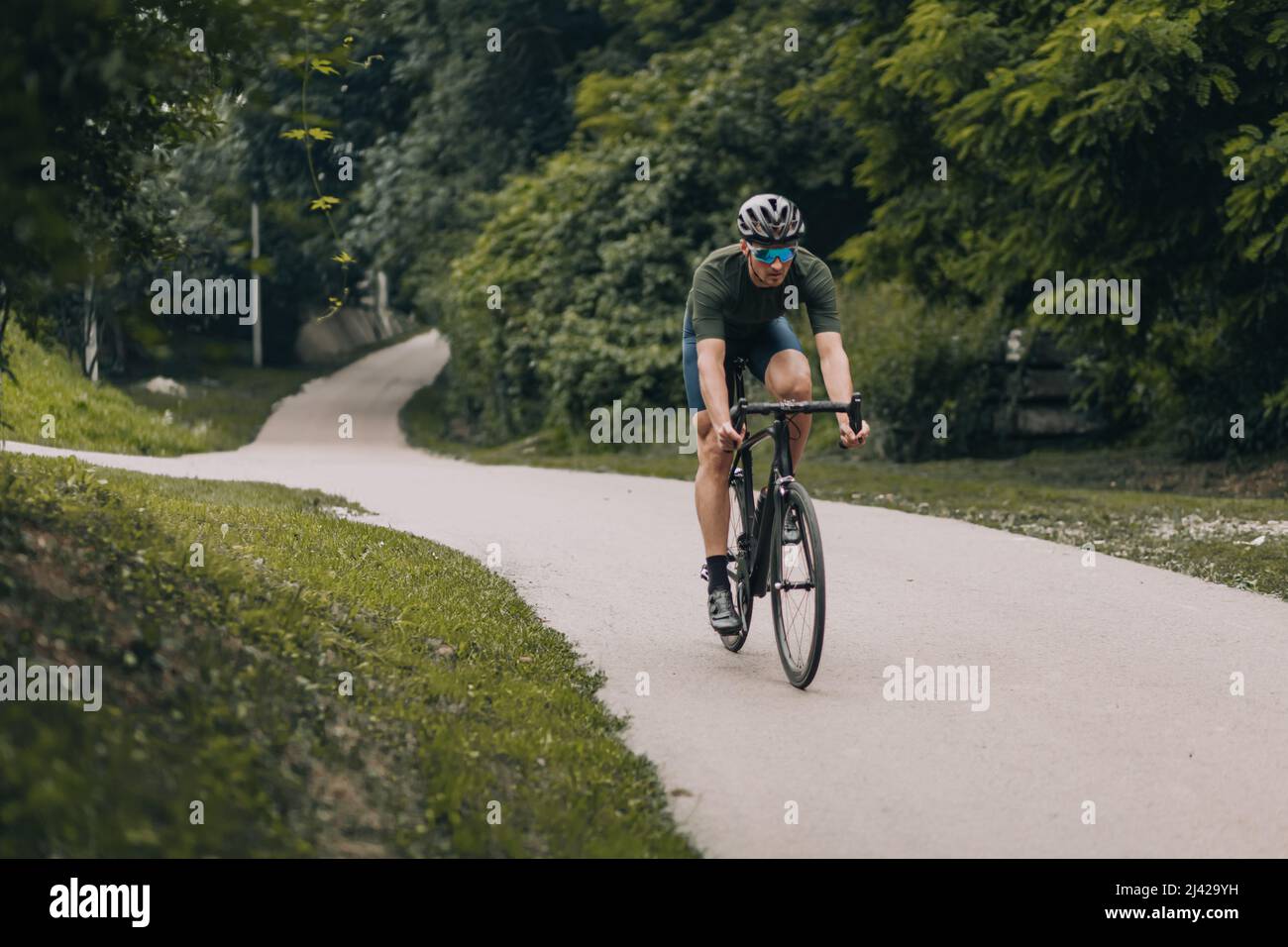 Very muscular legs hi-res stock photography and images - Alamy