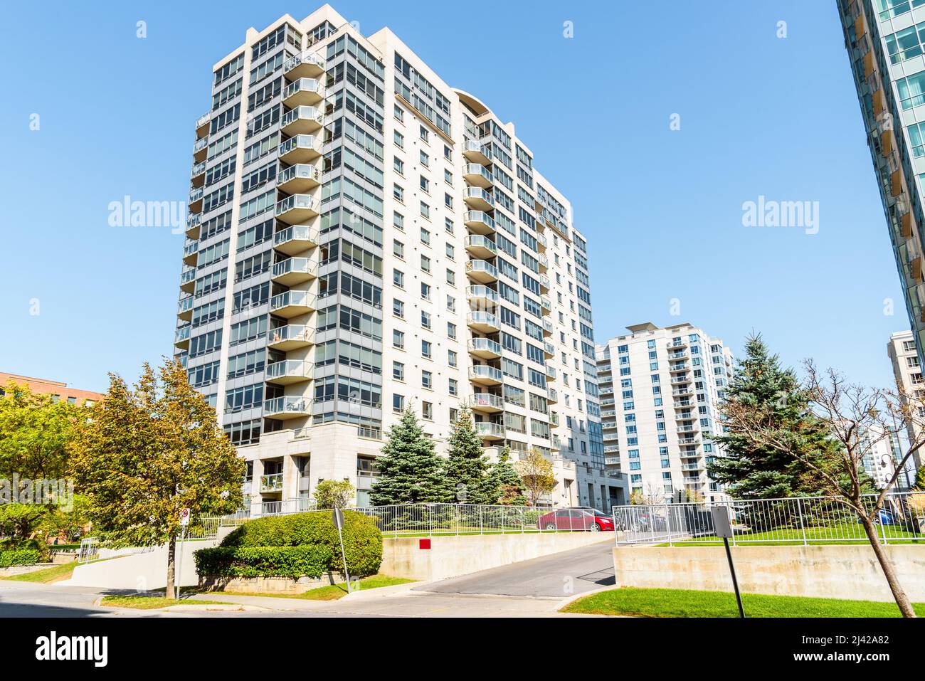 Modern city apartment building hi-res stock photography and images - Alamy
