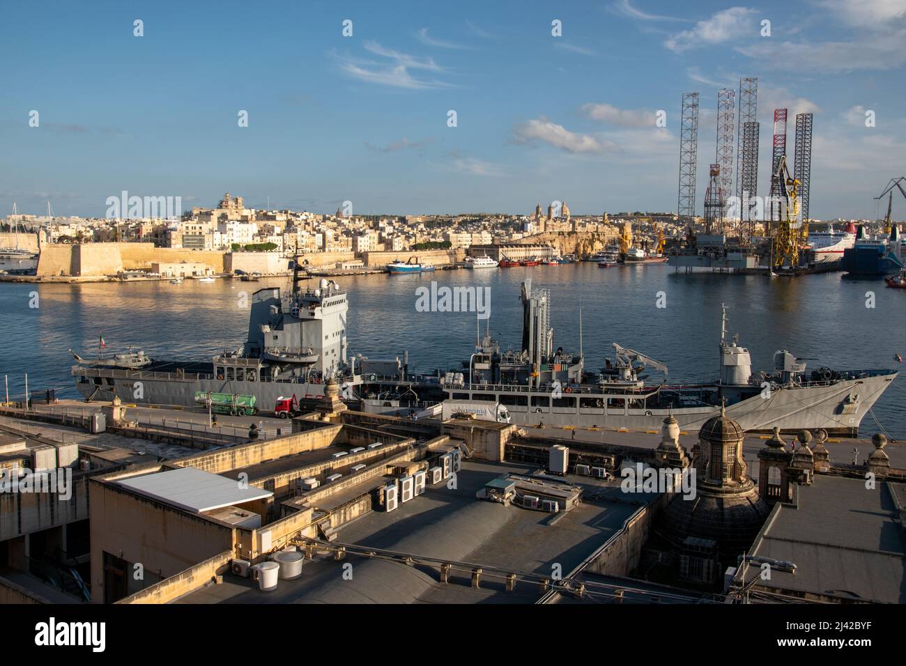 HMS Kent (F78) in the Grand Harbour, Valletta, Malta Stock Photo - Alamy