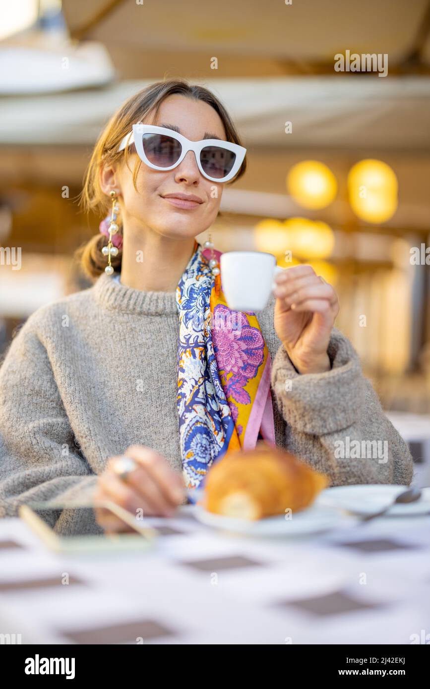Vintage italian woman eating hi-res stock photography and images - Alamy