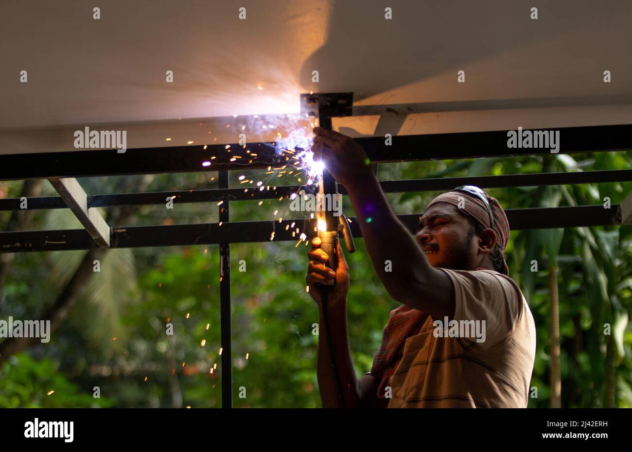 Welding works on metal hi-res stock photography and images - Alamy
