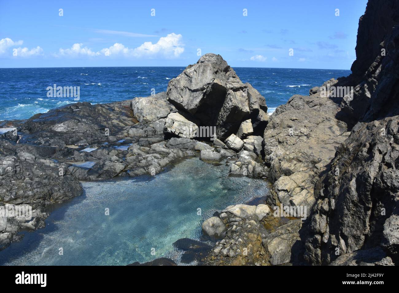 Scenic shallow tidal natural pool along the scenic coast of Aruba Stock ...