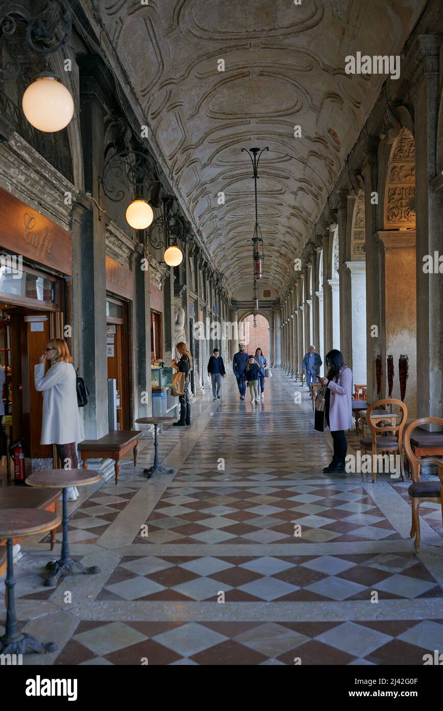 Arch gallery hi-res stock photography and images - Alamy