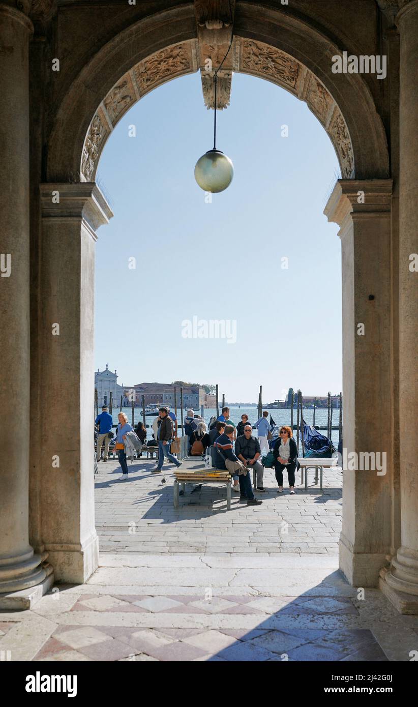 Arch gallery hi-res stock photography and images - Alamy