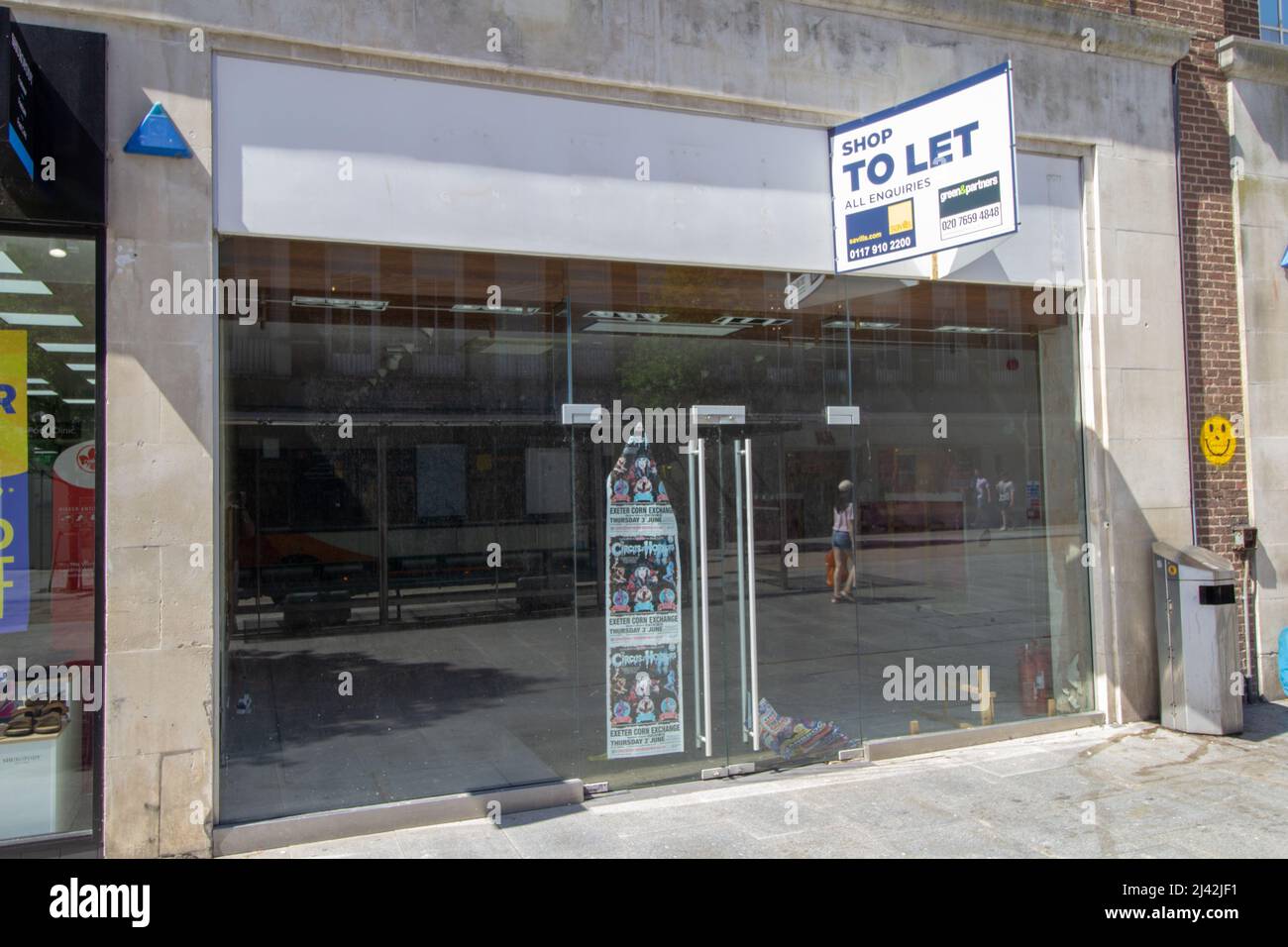 City logo shop front sign high street hi-res stock photography and ...