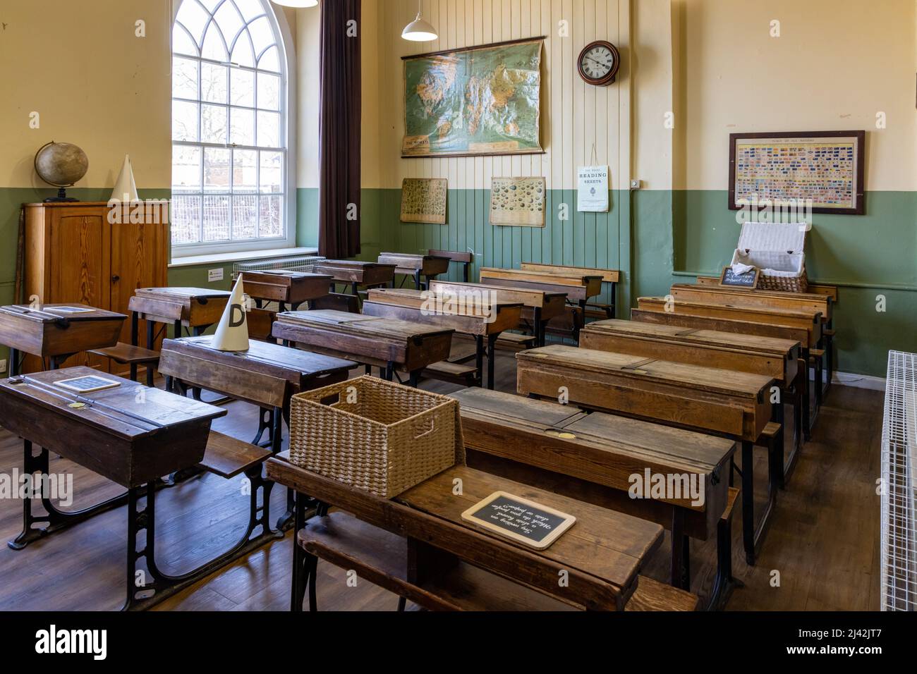 Castle interior england hi-res stock photography and images - Alamy