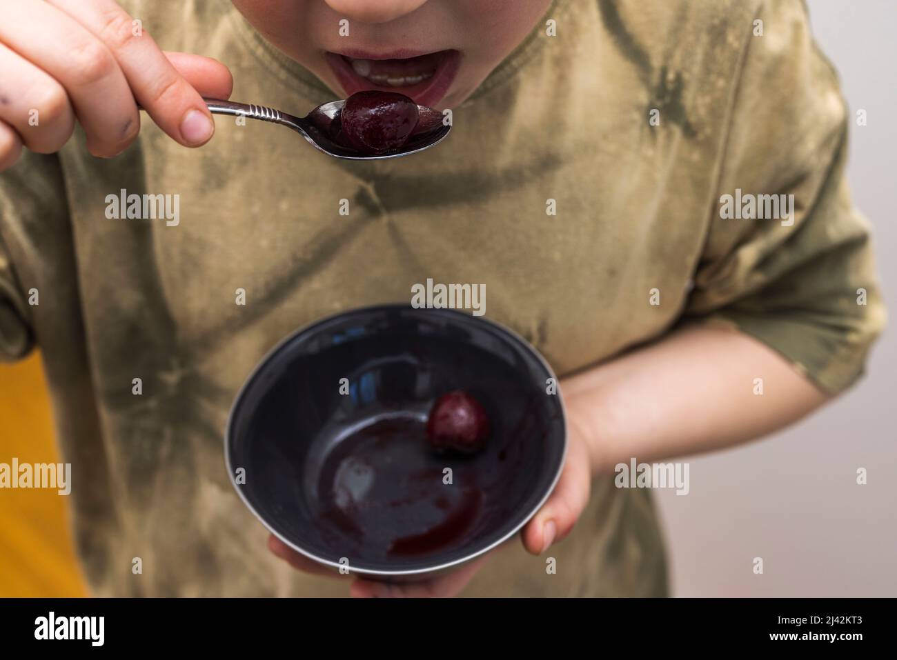 Child eating fruit from bowl hi-res stock photography and images - Alamy