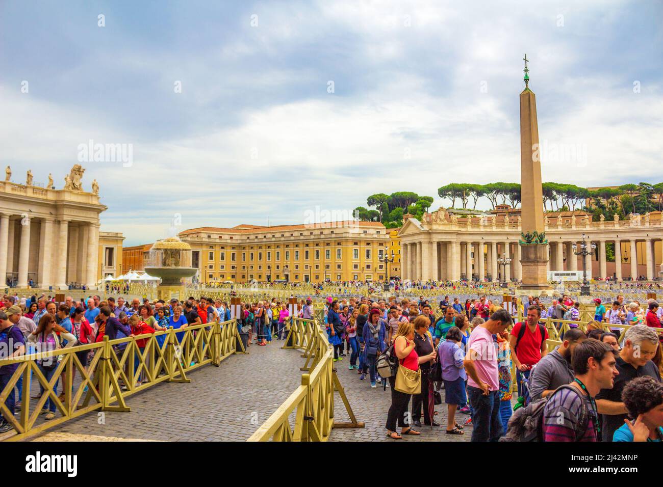 Crowded St. Peter`s square,Piazza San Pietro Vatican with fountains ...