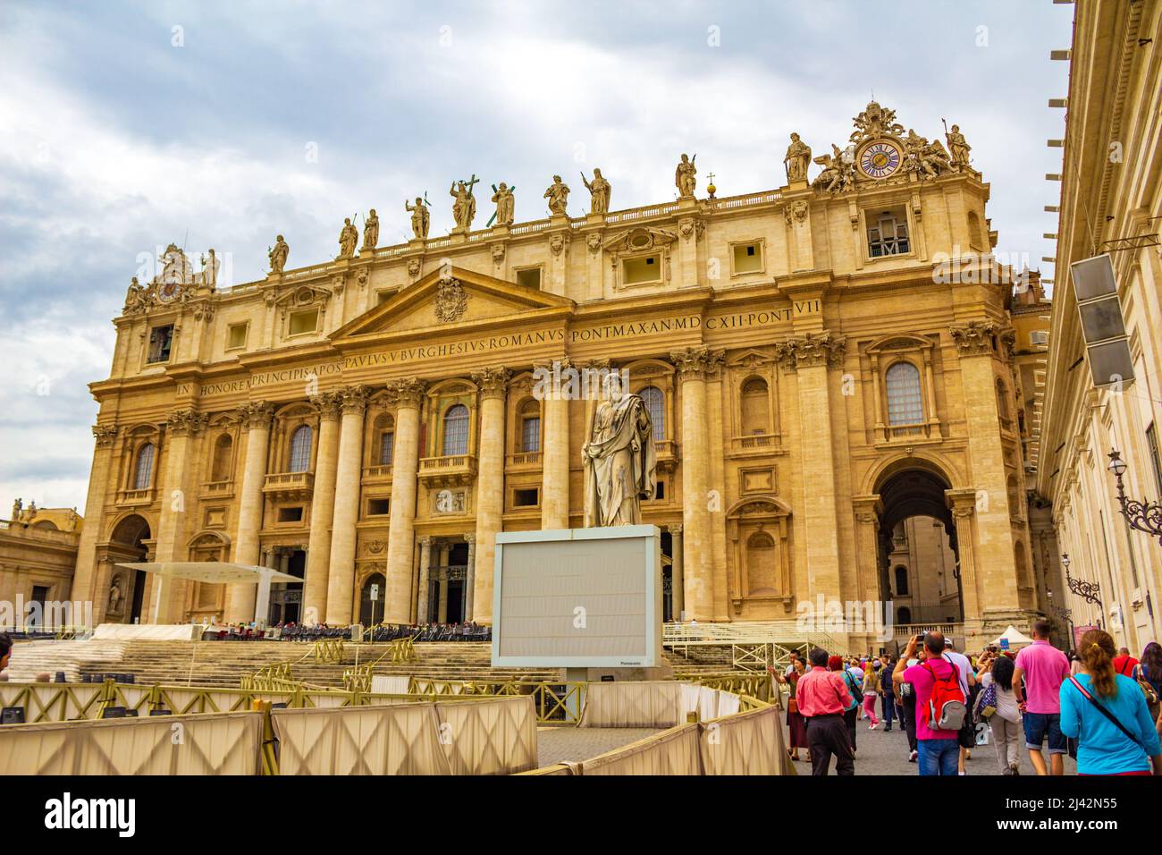 Crowded St. Peter`s square,Piazza San Pietro Vatican with fountains ...