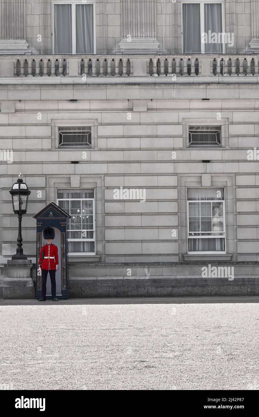 Guard outside buckingham palace hi-res stock photography and images - Alamy