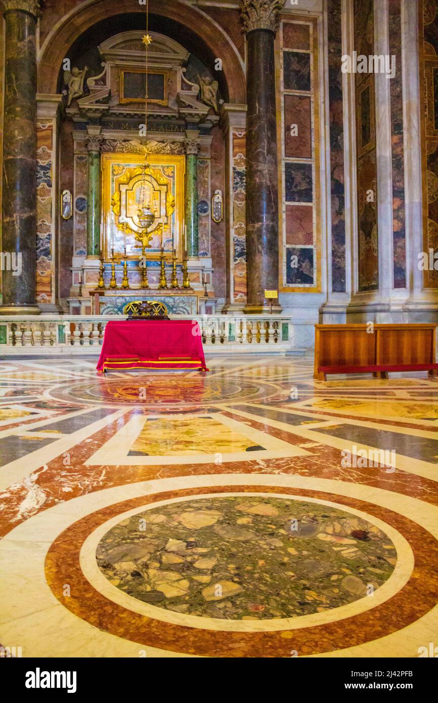 Lavish interior of the Papal Basilica of Saint Peter in the Vaticana ...